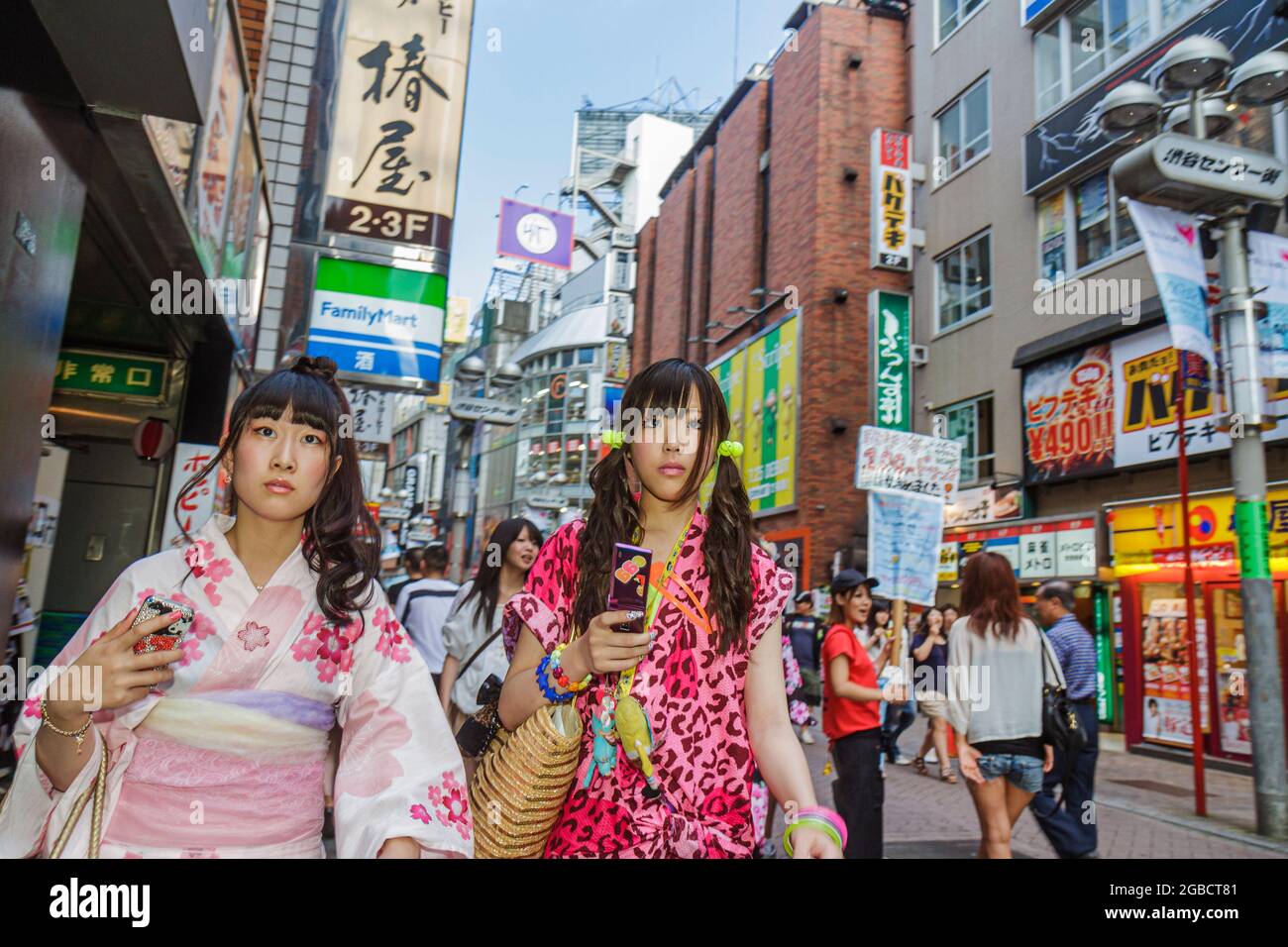 Tokyo japan shibuya kanji hiragana hi-res stock photography and images ...