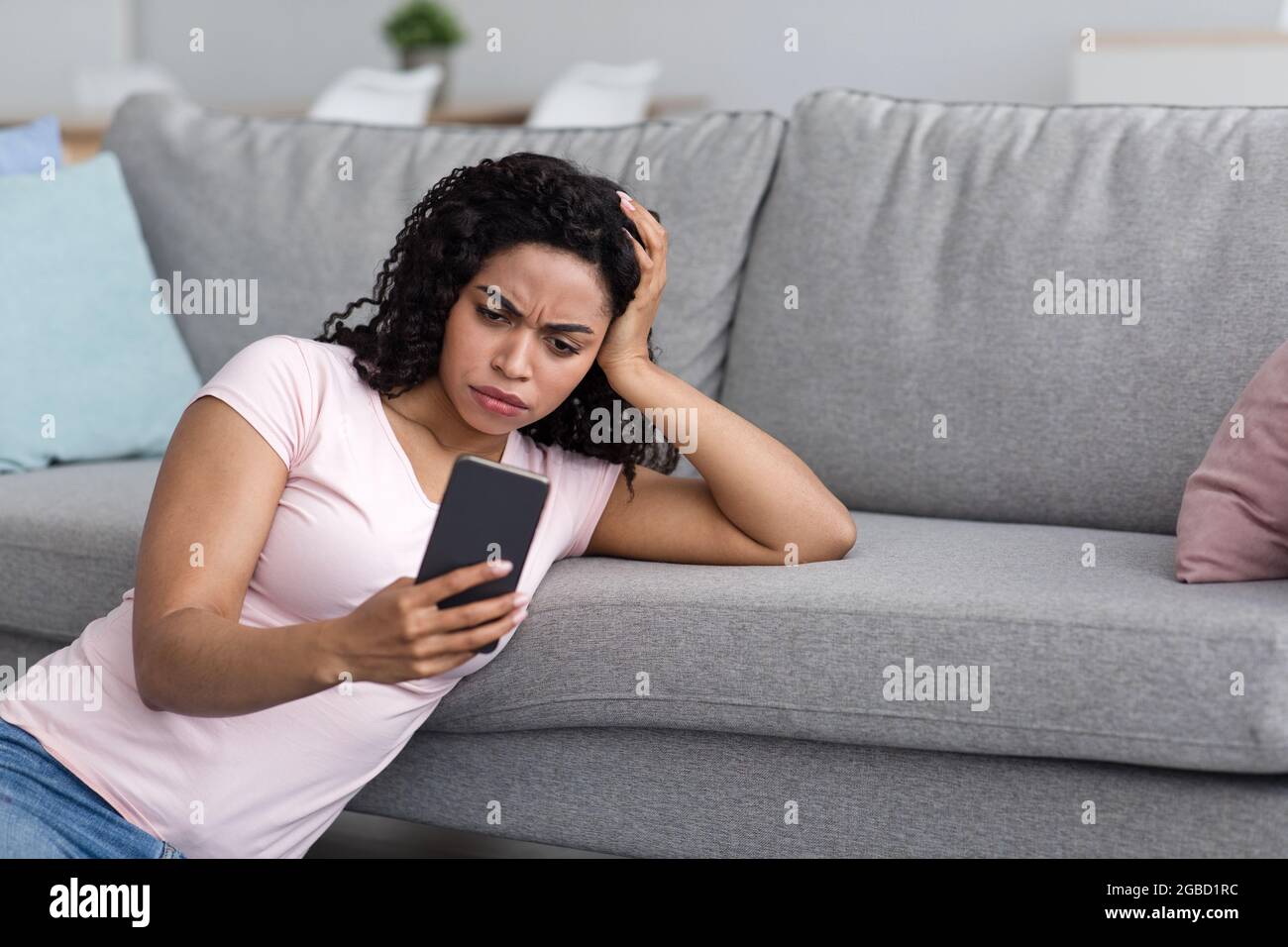 Woman upset at work hi-res stock photography and images - Alamy