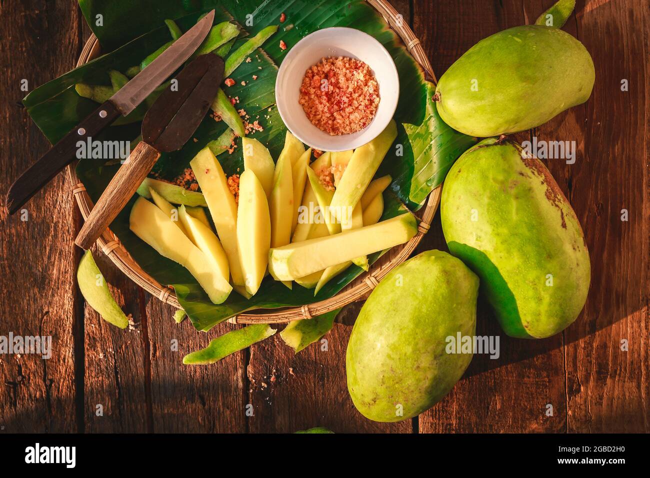 Top view of green Mangoes on a wooden table Stock Photo - Alamy