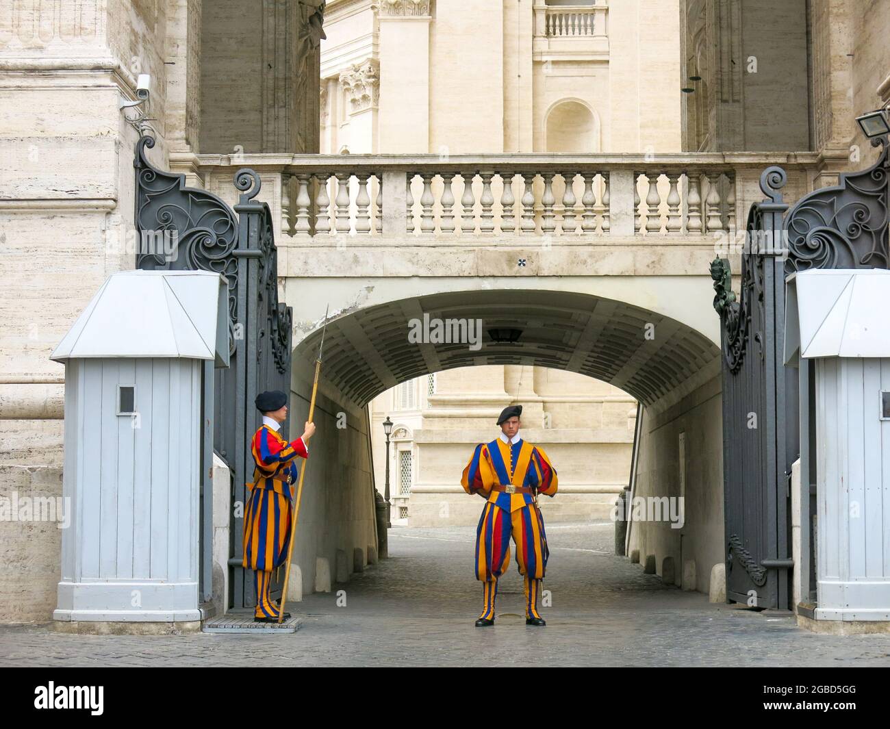 Pontifical Swiss Guard, Guardia svizzera pontificia, soldiers at gate ...