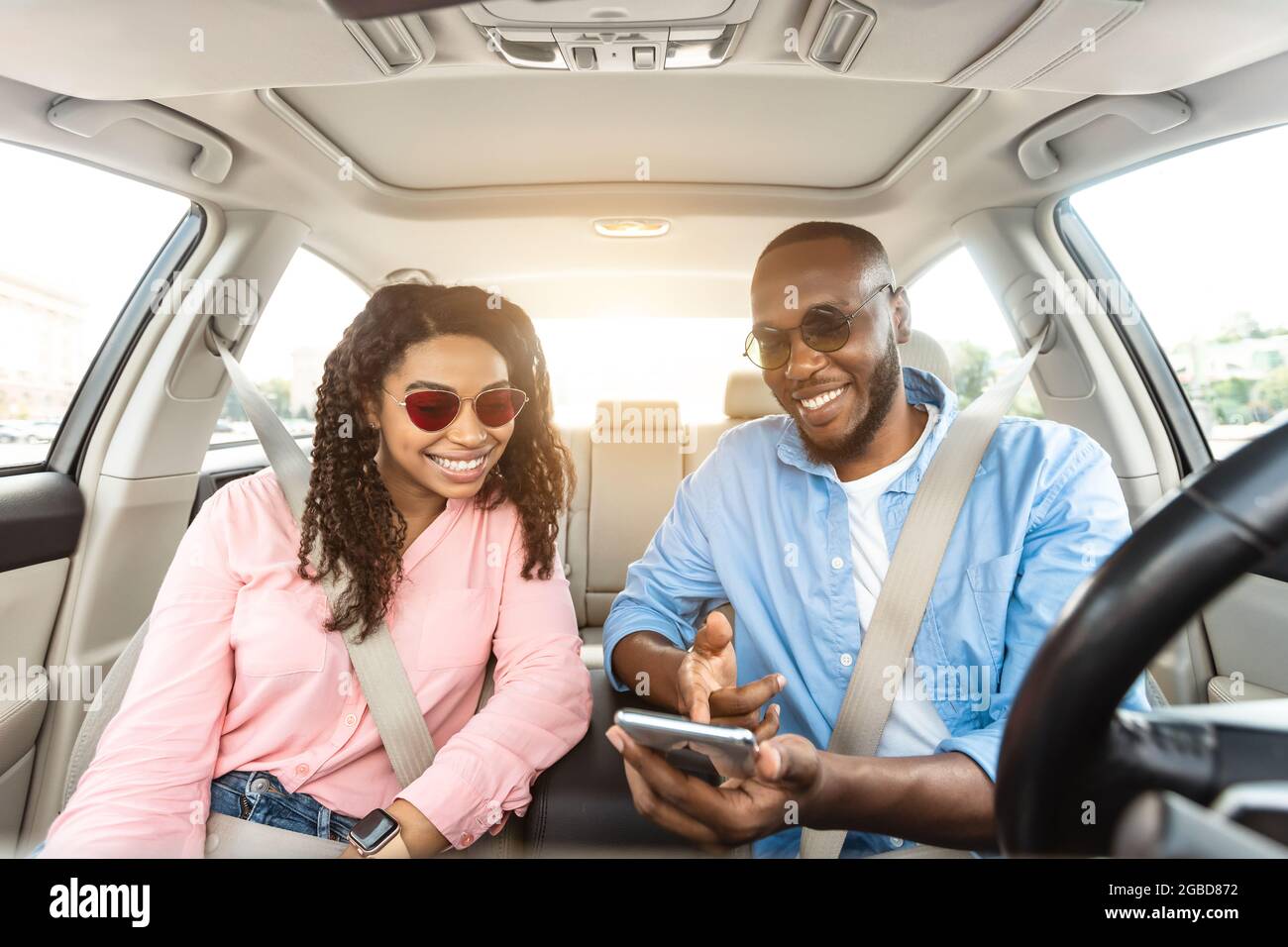 Mobile phone driving family hi-res stock photography and images - Alamy