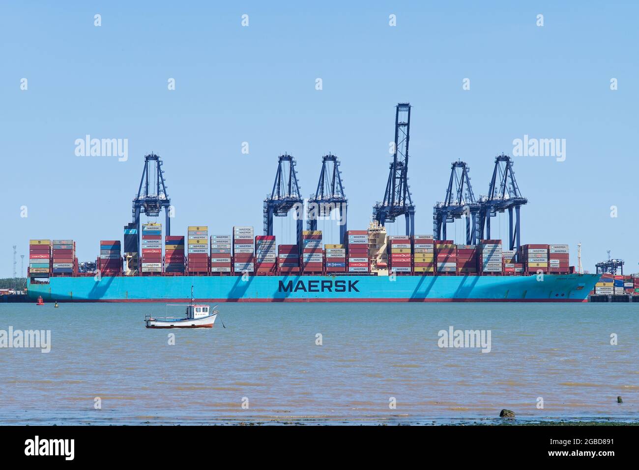 Container ship Maersk Essen docked at the Port of Felixstowe, Suffolk ...