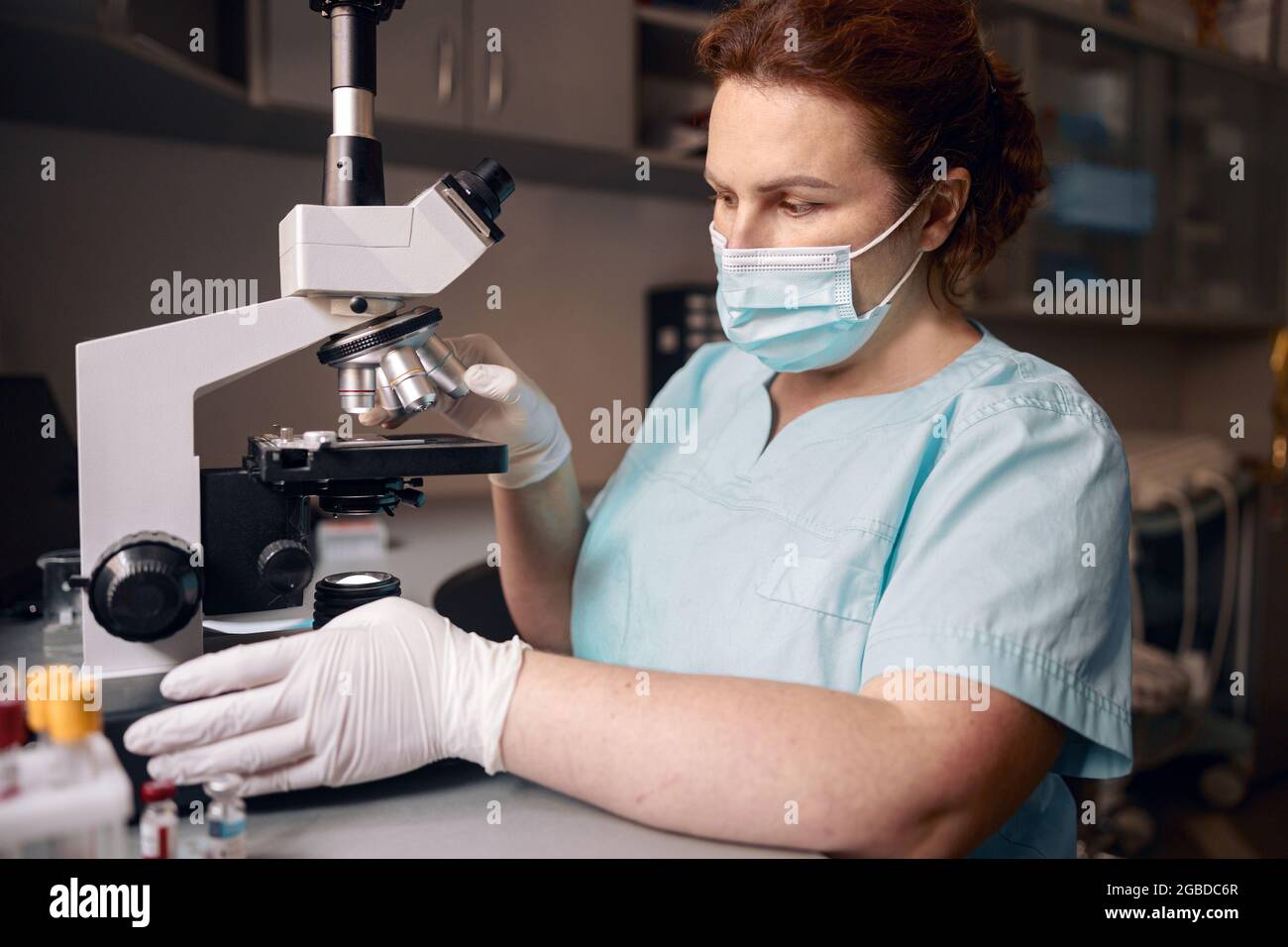 Female lab microscope hi-res stock photography and images - Alamy
