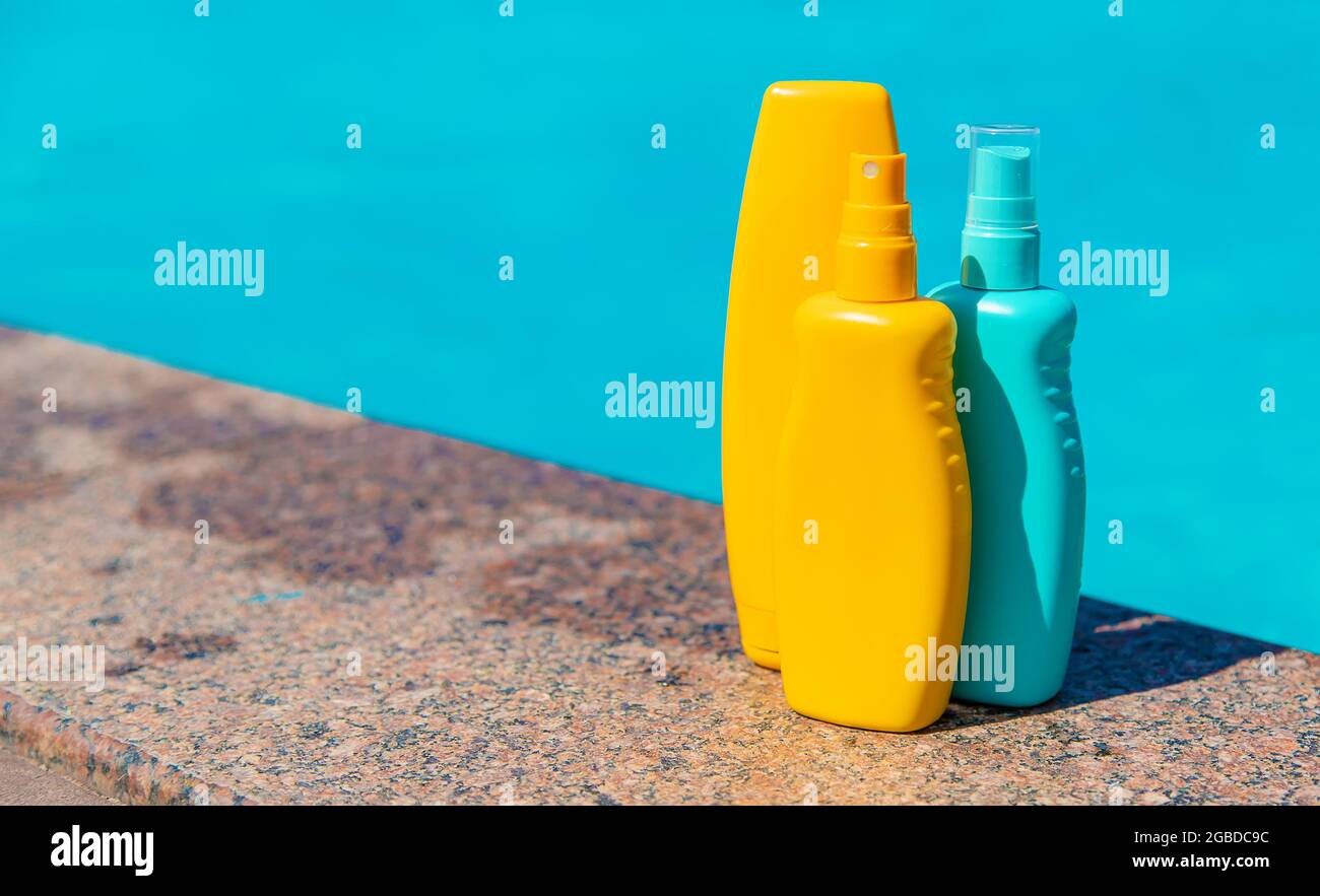 Sunscreen near the summer pool. Selective focus. Water Stock Photo - Alamy