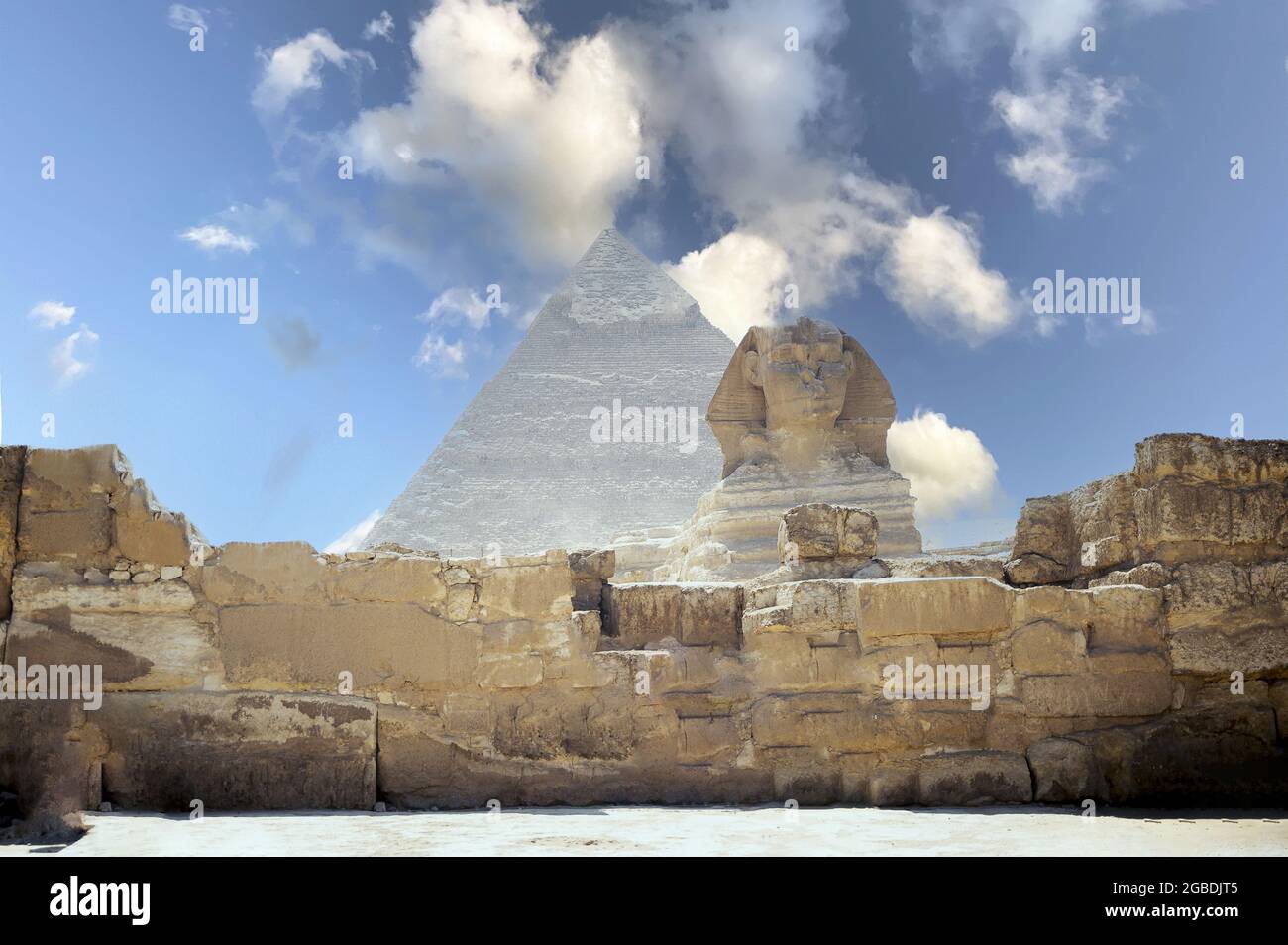 Great Sphinx and the Pyramid of Khafre at Giza, Egypt Stock Photo - Alamy