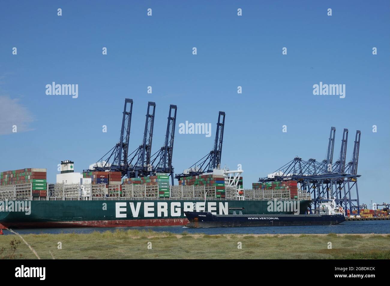 Ever given ship blocking the suez canal hi-res stock photography and ...