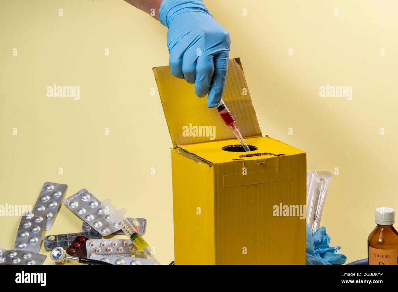 Yellow container for disposal of sharps hi-res stock photography and ...