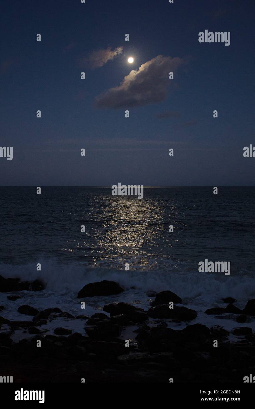 Moon night beach sea hi-res stock photography and images - Alamy