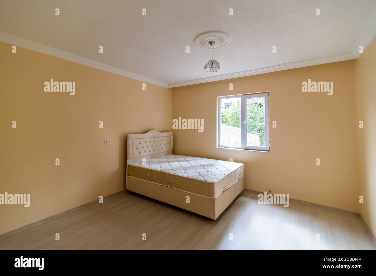 Empty bedroom yellow walls empty hi-res stock photography and images ...