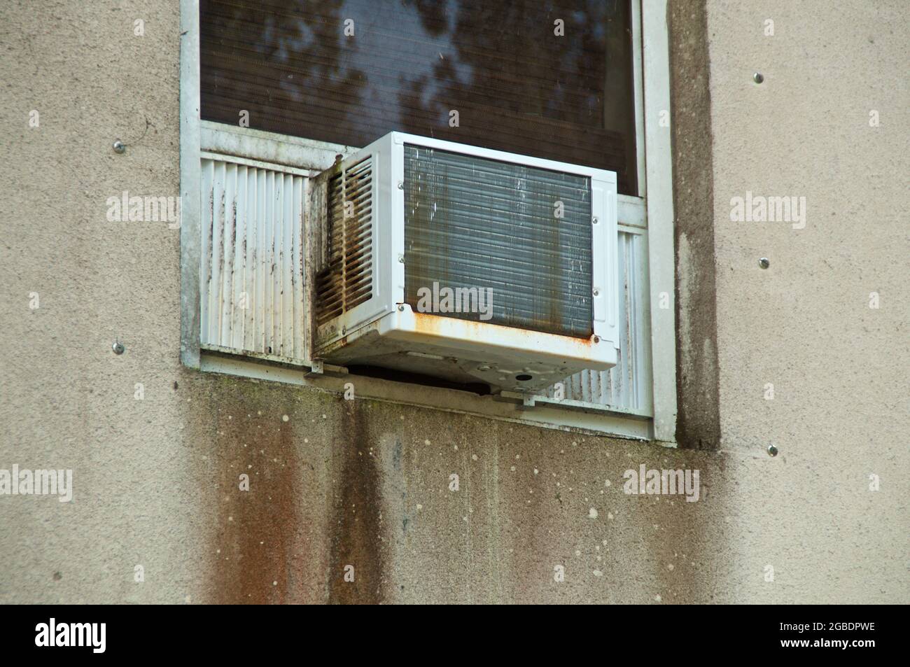 Old ac unit hi-res stock photography and images - Alamy