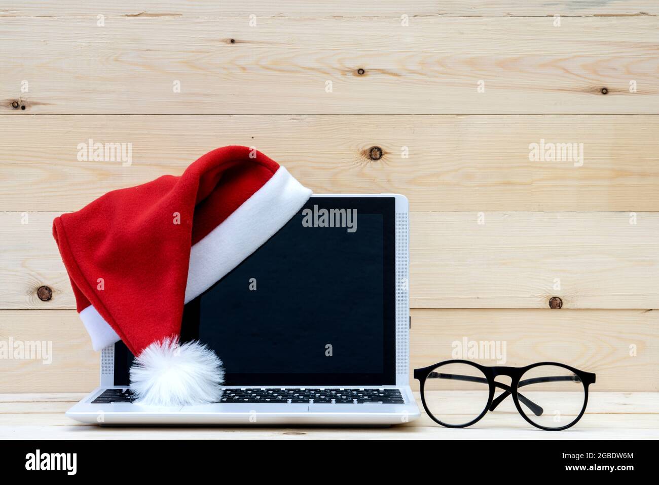 laptop with blank screen and Santa Slaus hat Stock Photo - Alamy