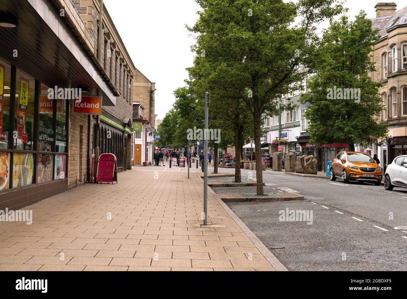 High street scene in Buxton, Derbyshire, UK Stock Photo - Alamy