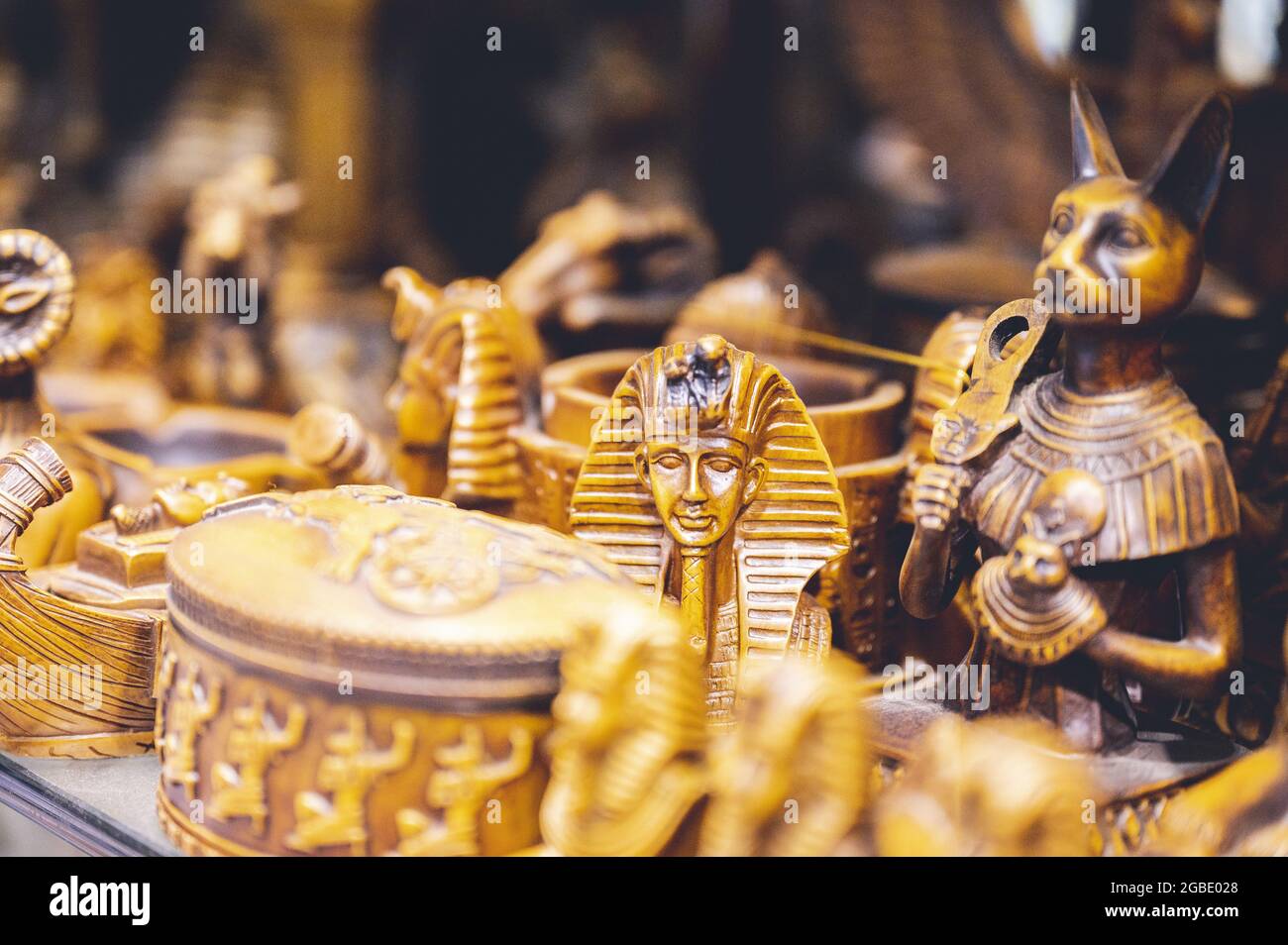 Egyptian souvenirs and gifts at the street market Stock Photo - Alamy