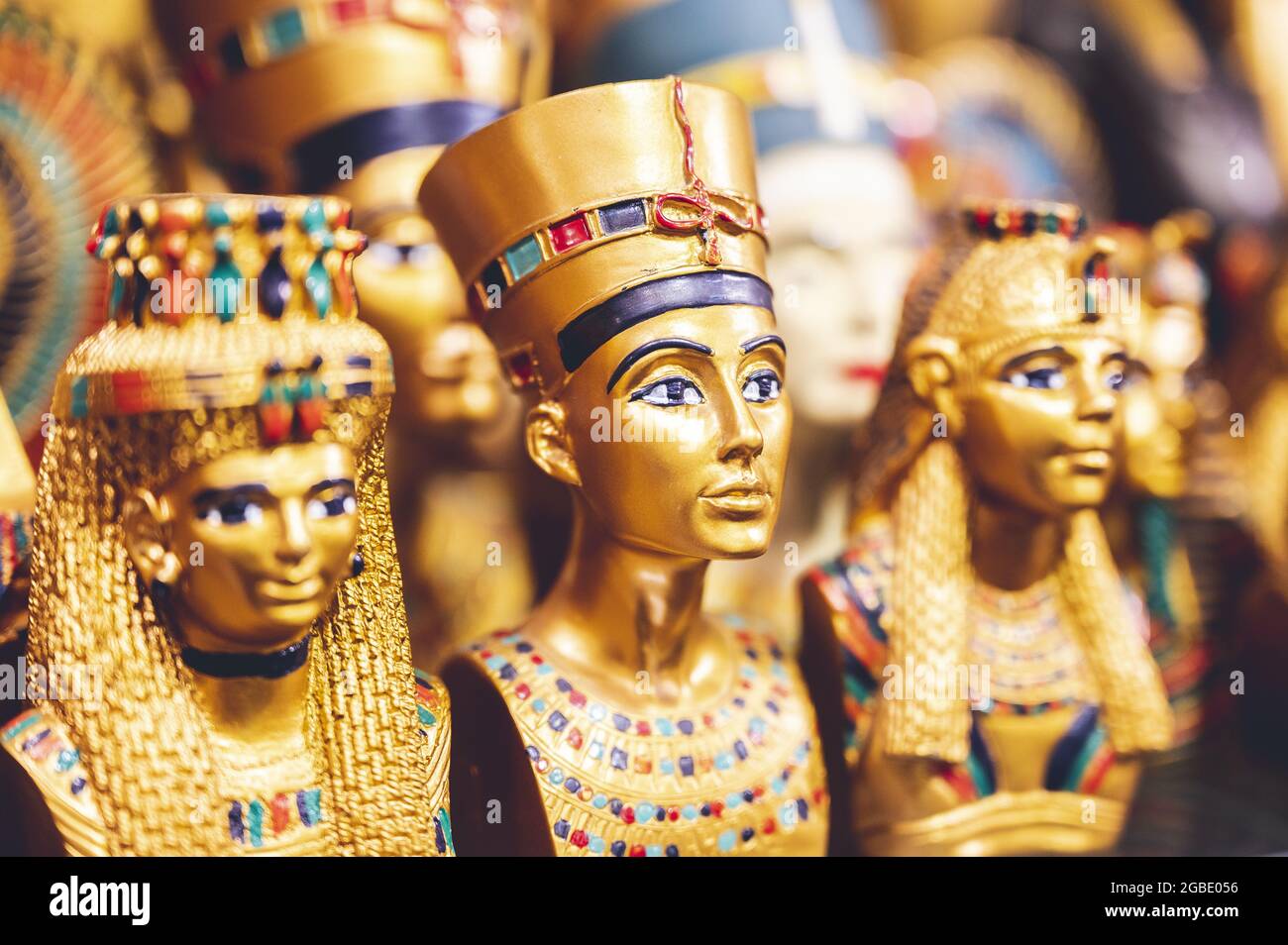 Egyptian souvenirs and gifts at the street market Stock Photo - Alamy
