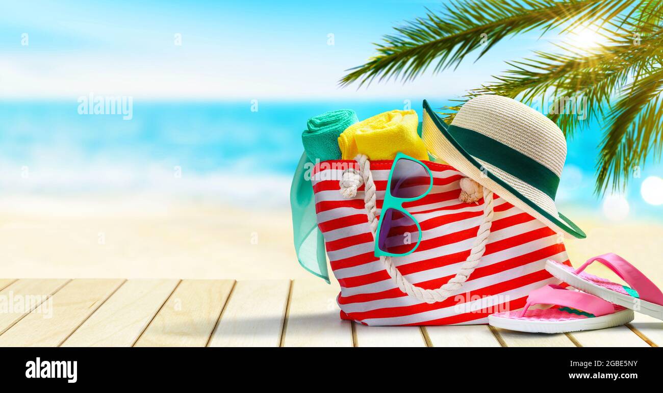 Beach bag, flip flops, hat and sunglasses on a tropical beach Stock ...