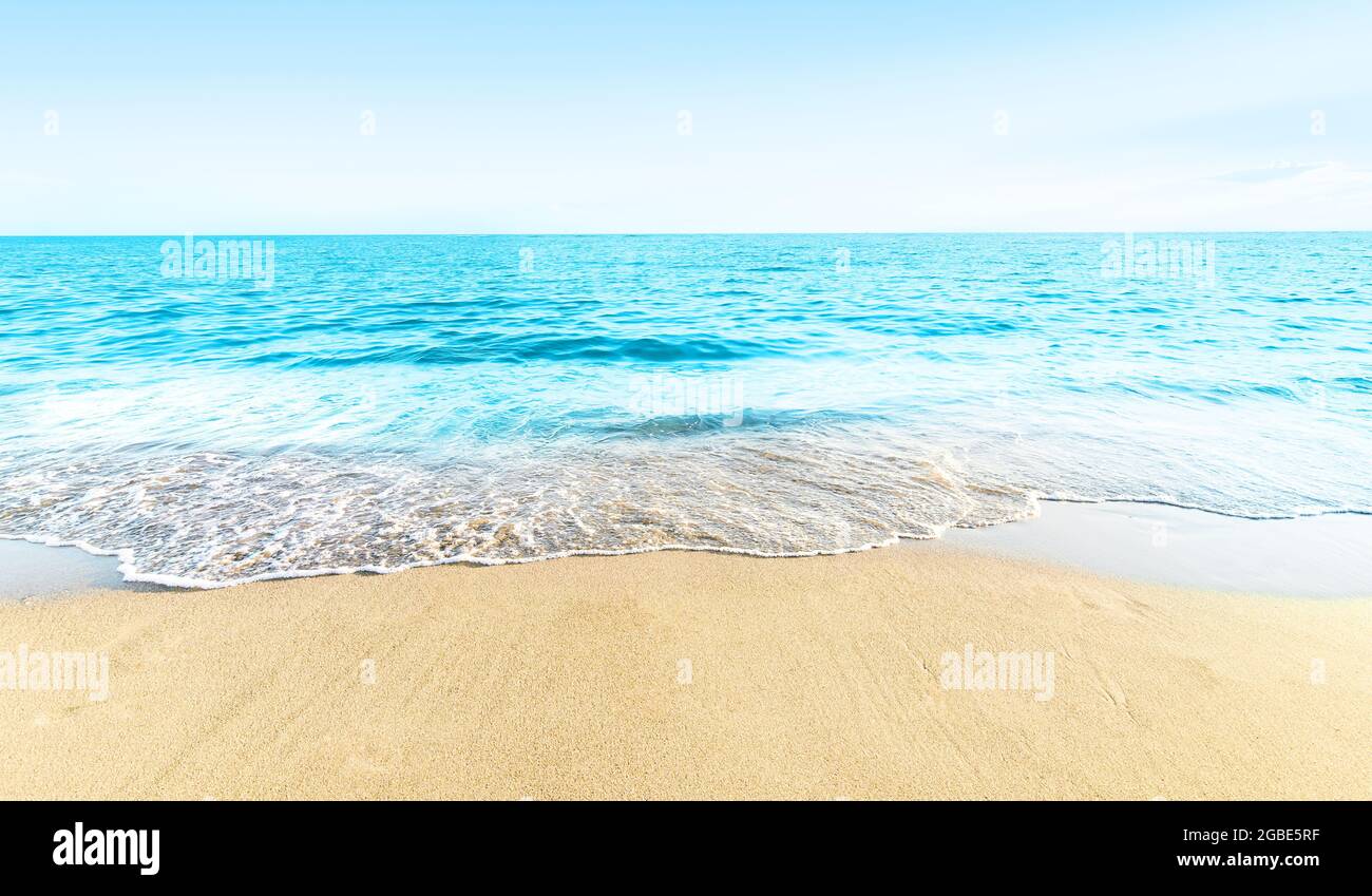 Empty sky tropical coastline beach hi-res stock photography and images ...