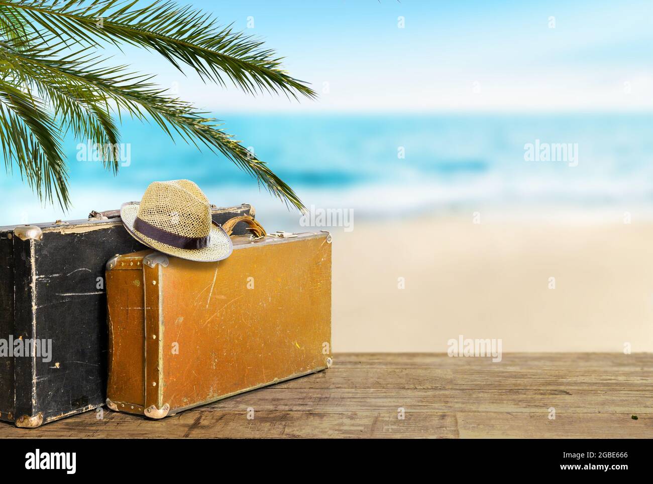 Summer holiday suitcase hi-res stock photography and images - Alamy