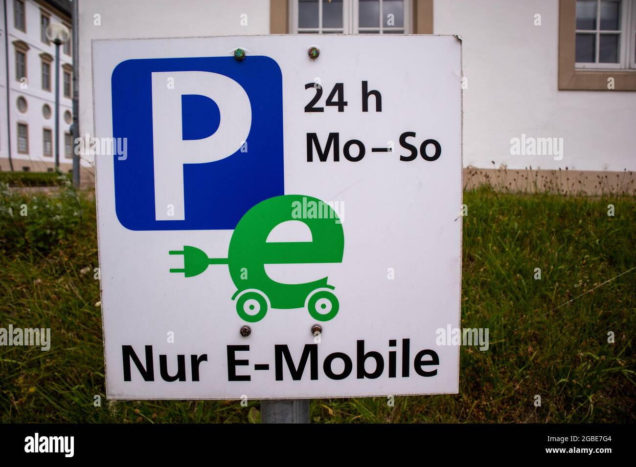 Street sign for parking for electric cars only Stock Photo - Alamy