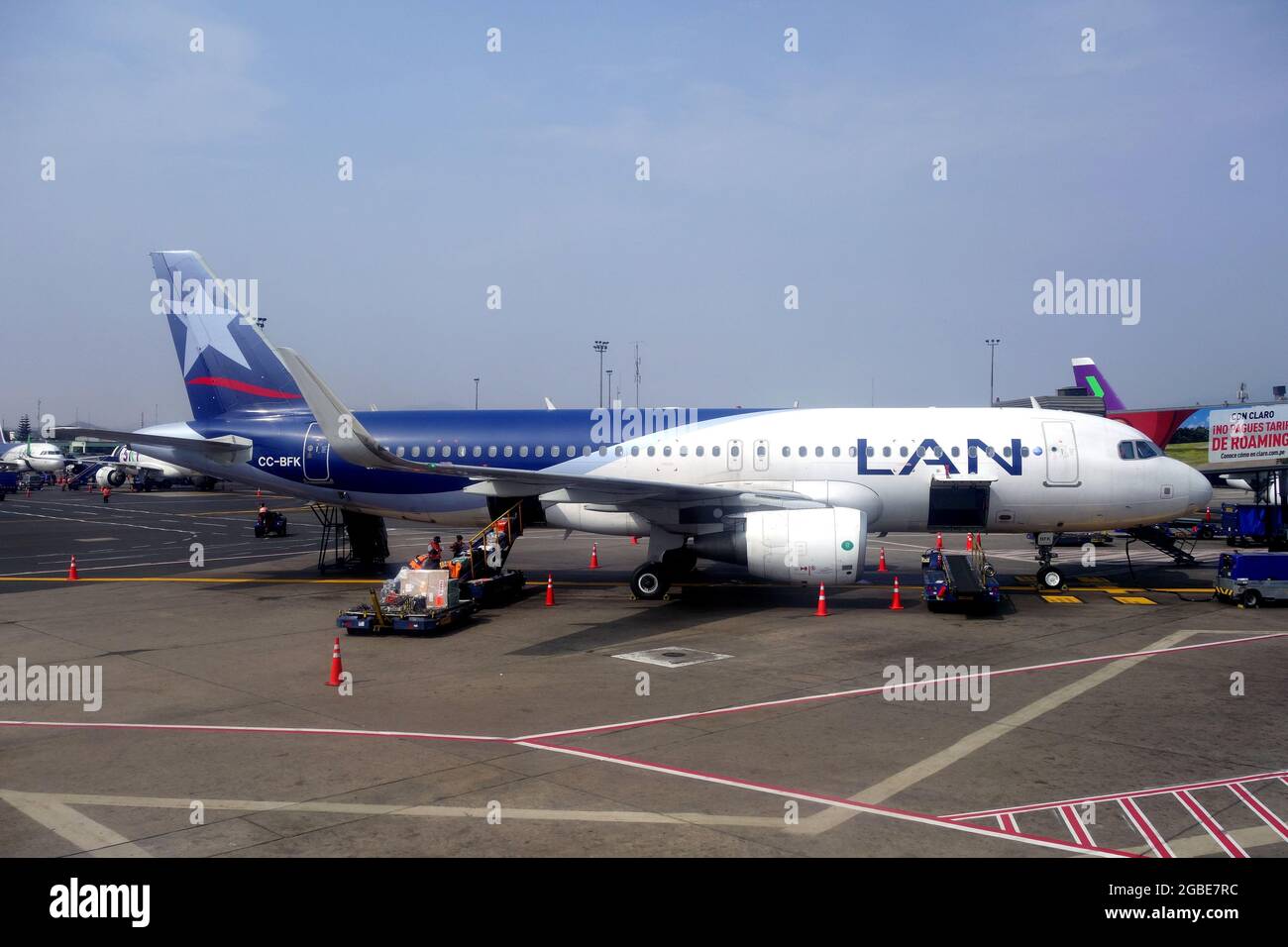 LAN Airlines, Airbus A320 airplane Stock Photo - Alamy