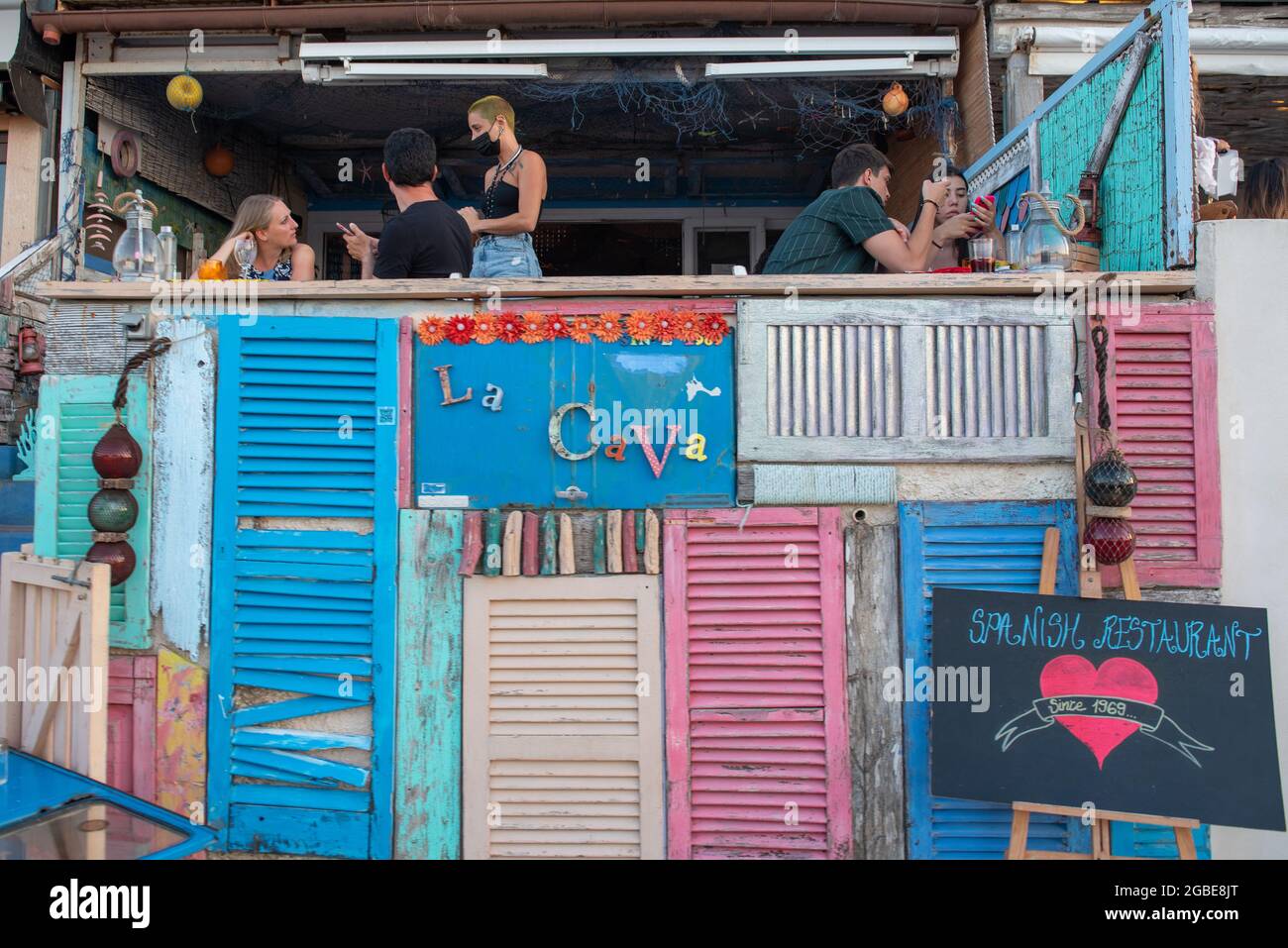 Meal on the beach for 19 people hi-res stock photography and images - Alamy