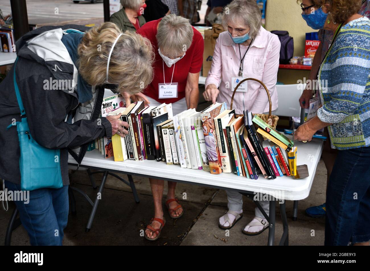 Unwanted books hi-res stock photography and images - Alamy