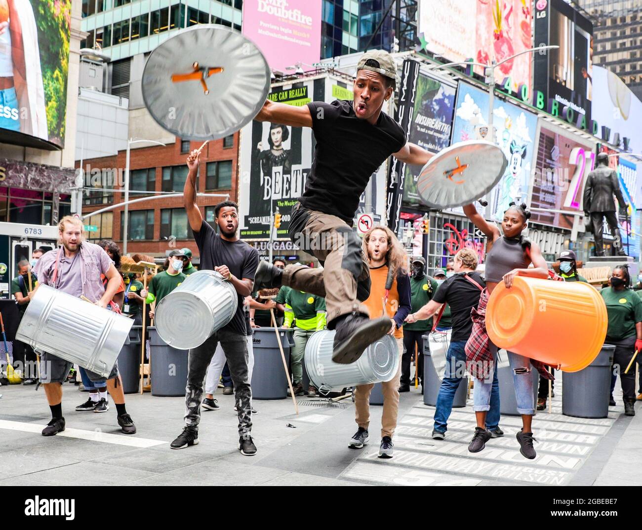 The cast of stomp hi-res stock photography and images - Alamy