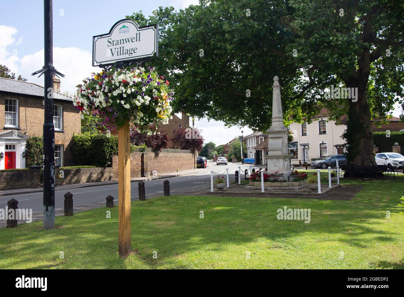 English village high street hi-res stock photography and images - Alamy