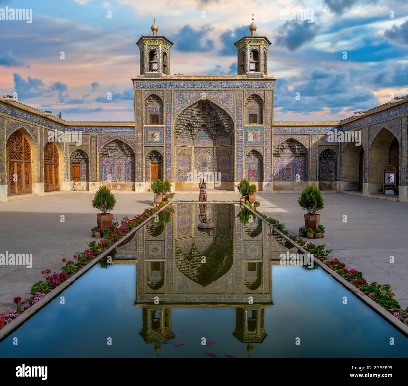 Pool woman muslim hi-res stock photography and images - Alamy