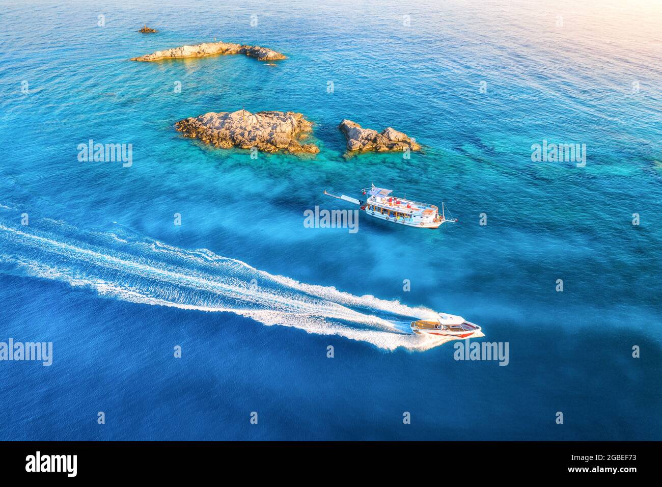 Speed boat beach hi-res stock photography and images - Alamy