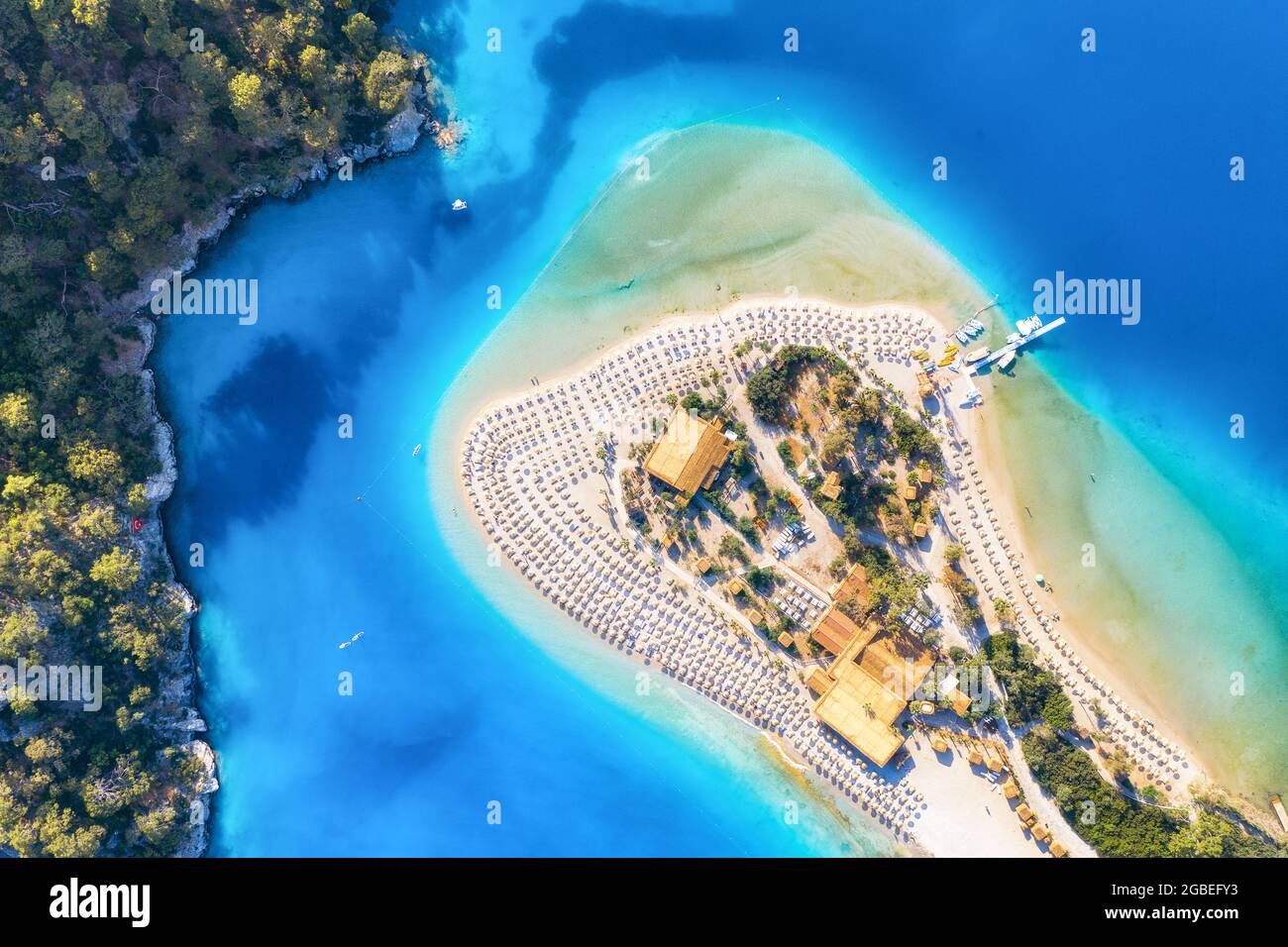 Sunny mountain beach hi-res stock photography and images - Alamy