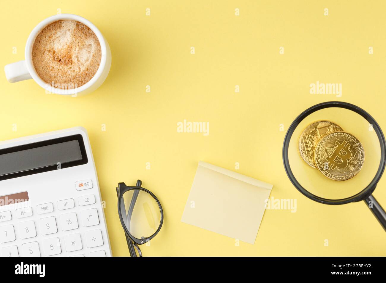 Yellow currency note hi-res stock photography and images - Alamy