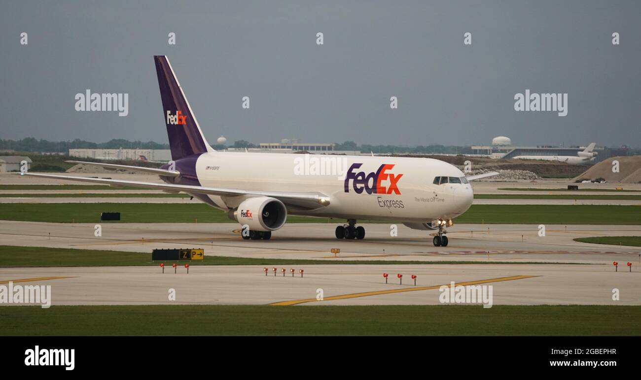Fedex boeing 767 hi-res stock photography and images - Alamy