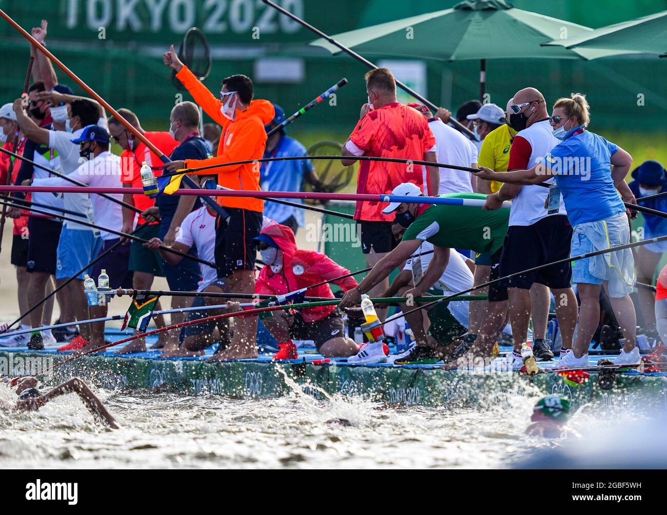 Tokyo, Japan. 4th Aug, 2021. Team members provide drinks for athletes ...