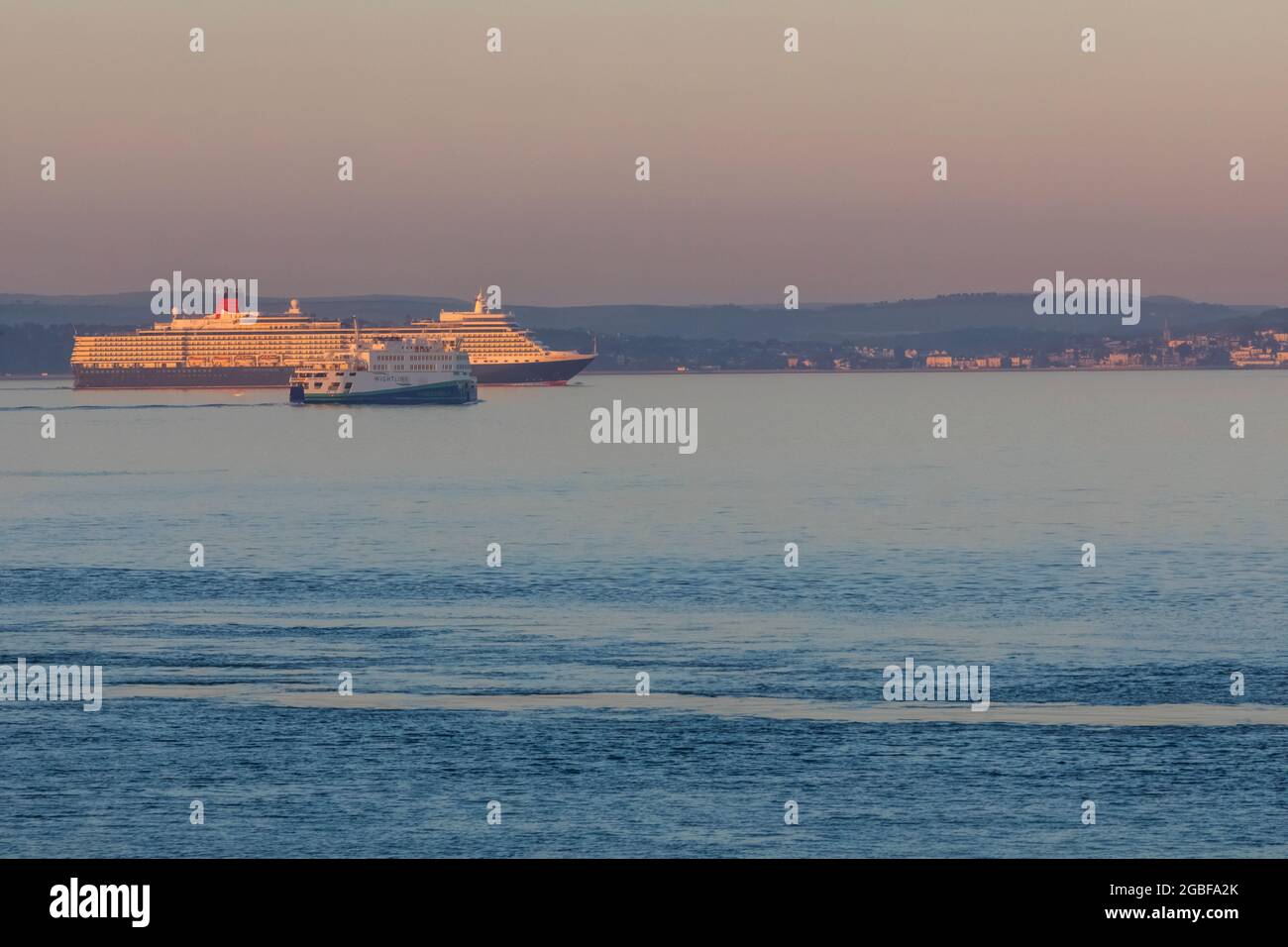 England, Hampshire, Portsmouth, The Solent, The Cunard Line MS Queen ...