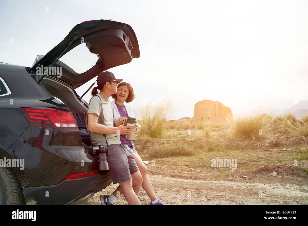 Leaning on back of car hi-res stock photography and images - Alamy