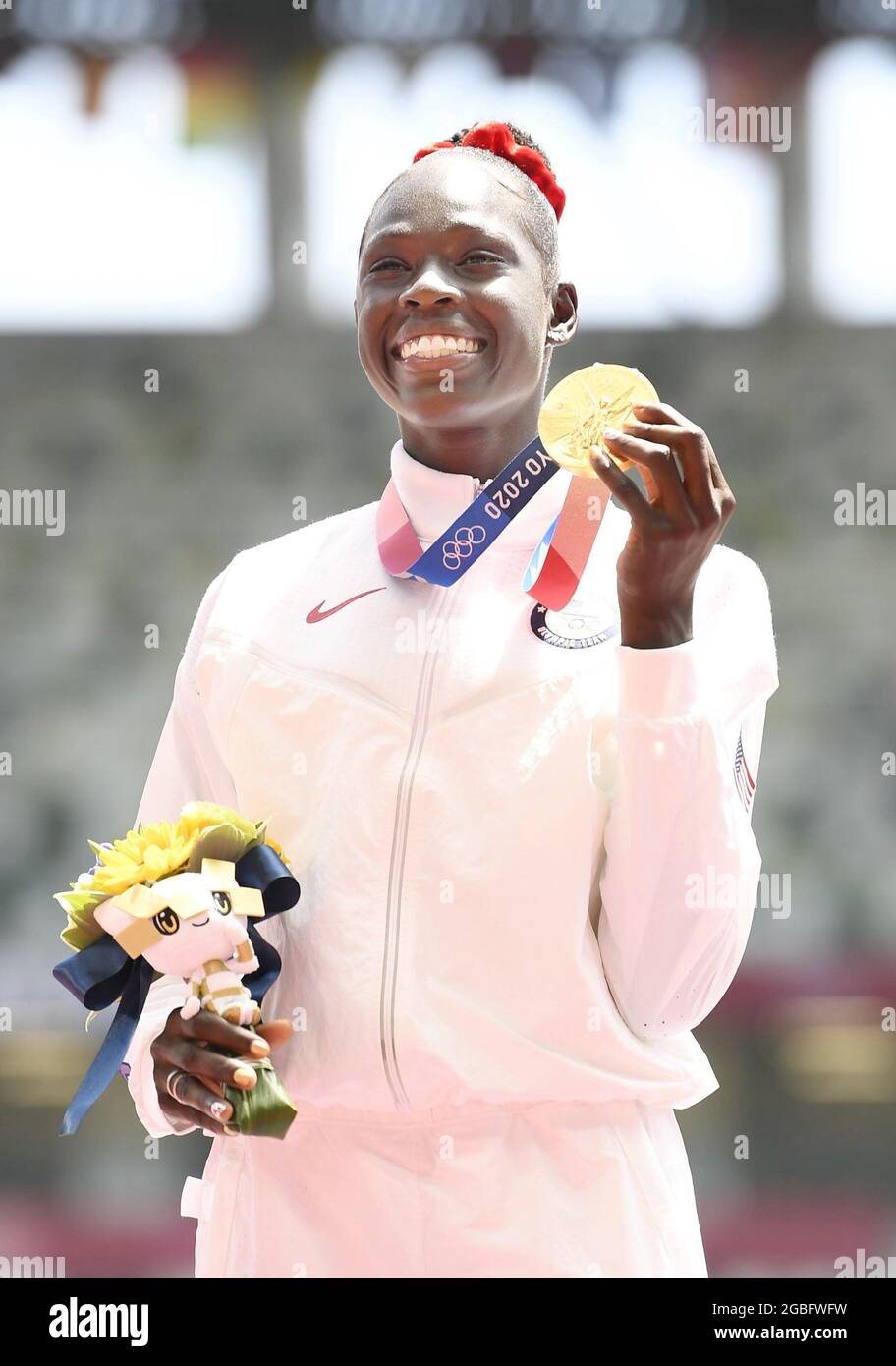 Athing Mu of the United States poses with her gold medal for the women ...