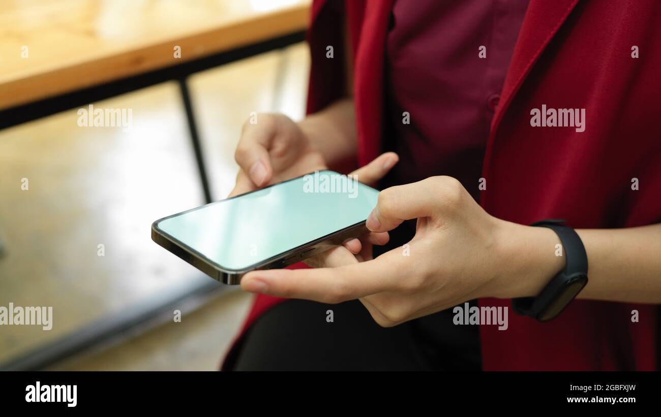 Cropped shot, businesswoman using smartphone to tell her assistant for ...