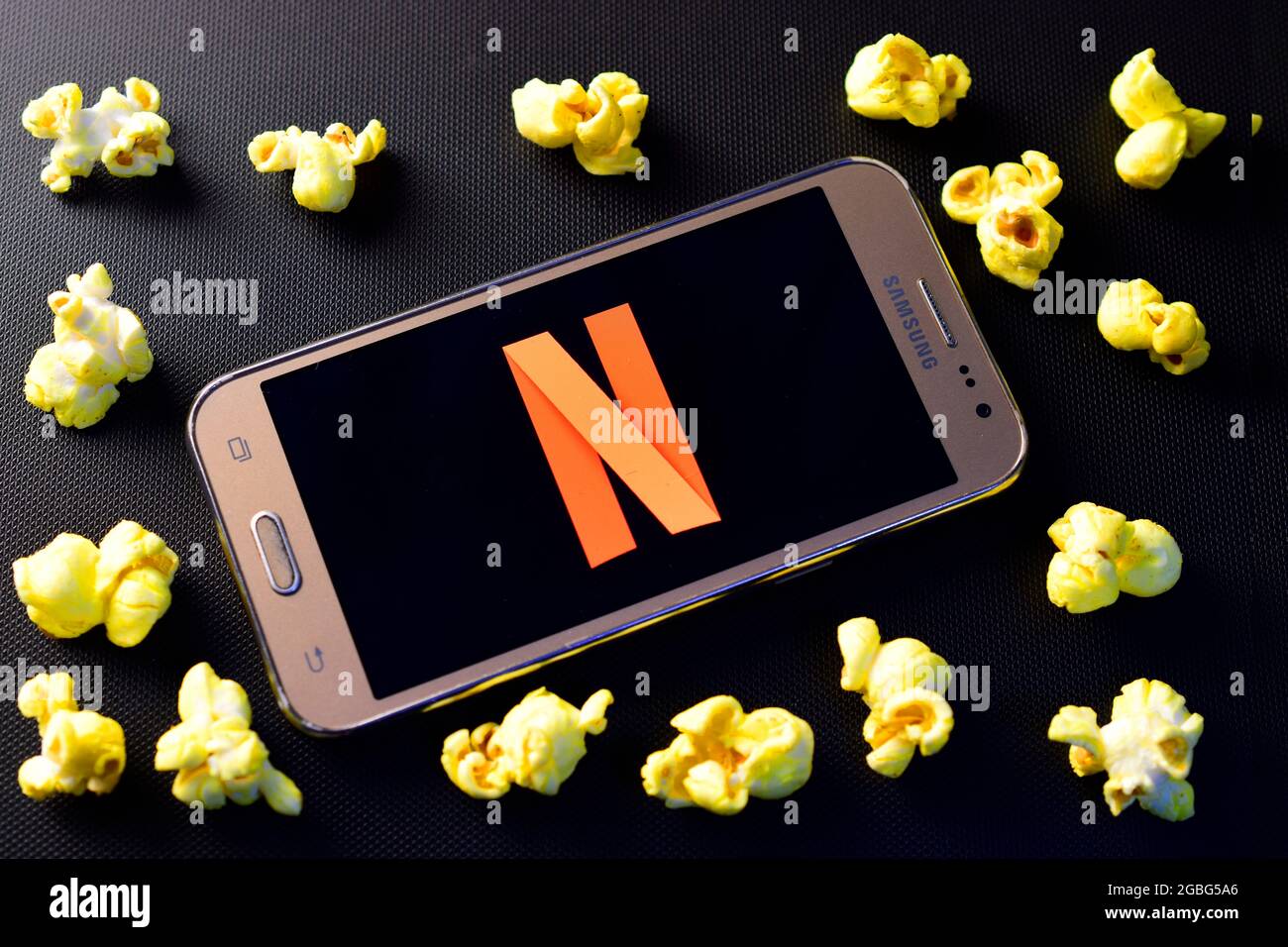 Netflix logo on phone hi-res stock photography and images - Alamy