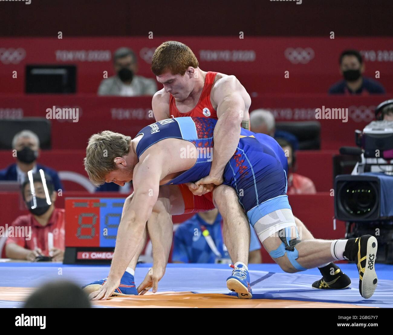 Musa Evloev of the Russian Olympic Committee (top) and Artur Aleksanyan ...