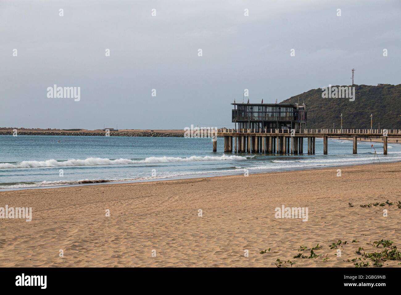 Empty beach pier bluff hi-res stock photography and images - Alamy