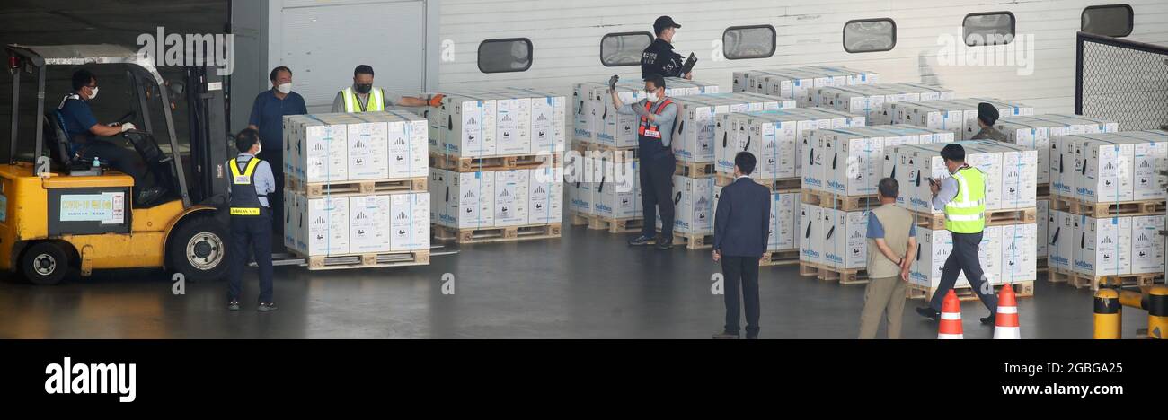 04th Aug, 2021. Pfizer vaccines arrive in S. Korea Workers move boxes ...