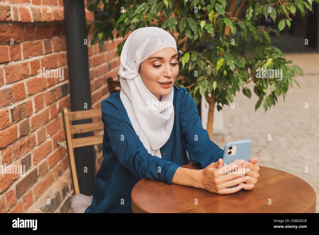 Videocall hijab business hi-res stock photography and images - Alamy