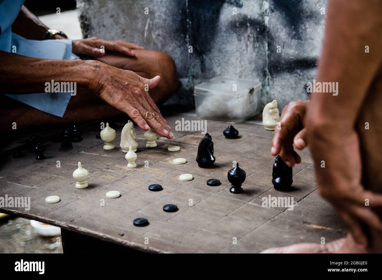 Play chess hi-res stock photography and images - Alamy