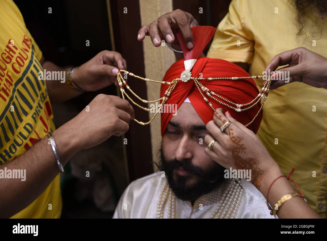 Indian groom wearing turban pagri kolkata india Stock Photo - Alamy