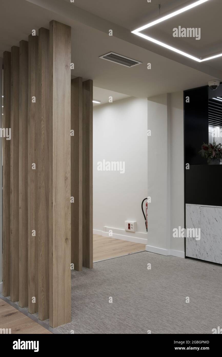 Interior design with wooden poles in the corner and white walls Stock ...