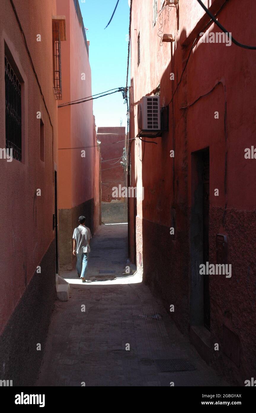 Alley between two buildings hi-res stock photography and images - Alamy
