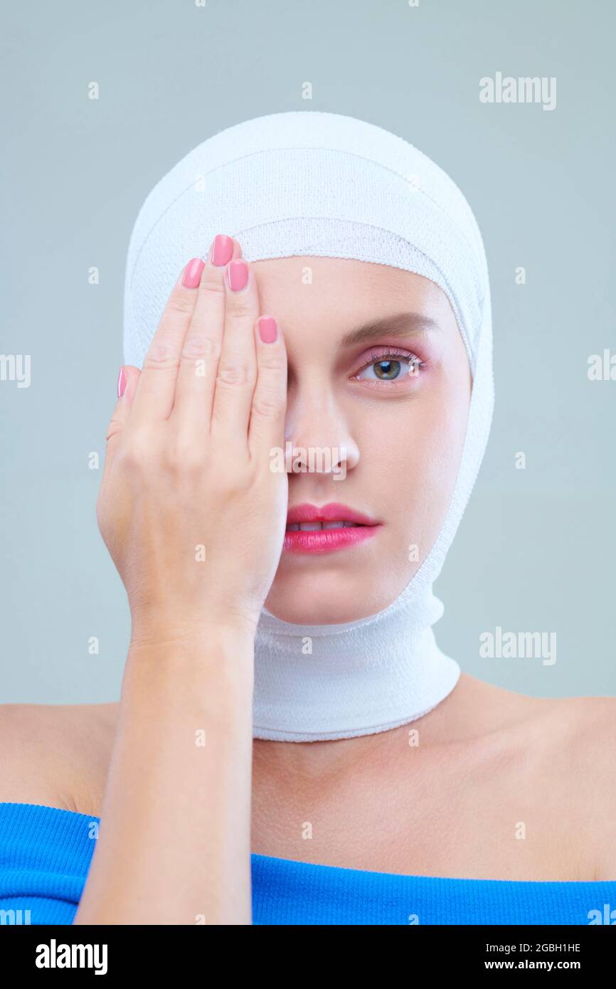Woman with bandaged head hi-res stock photography and images - Alamy
