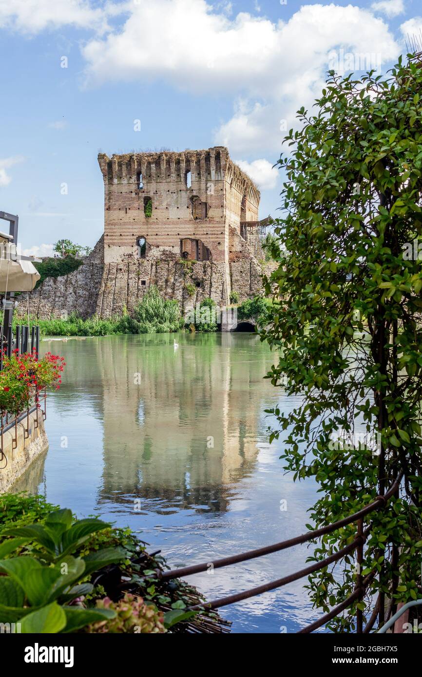The tower of the walls of Borghetto Stock Photo - Alamy