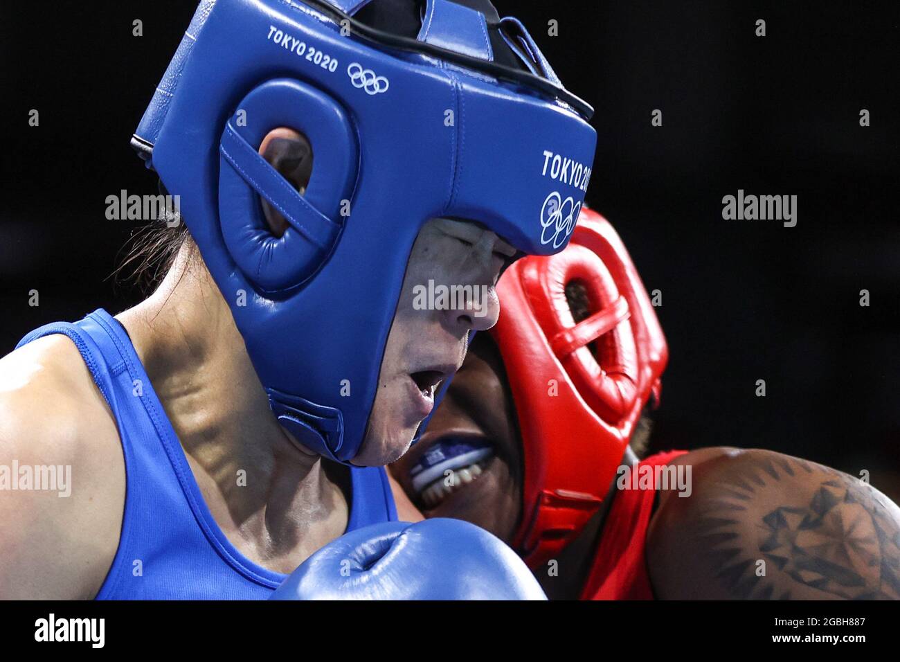 Tokyo, Japan. 4th Aug, 2021. Gu Hong (front) of China competes with ...