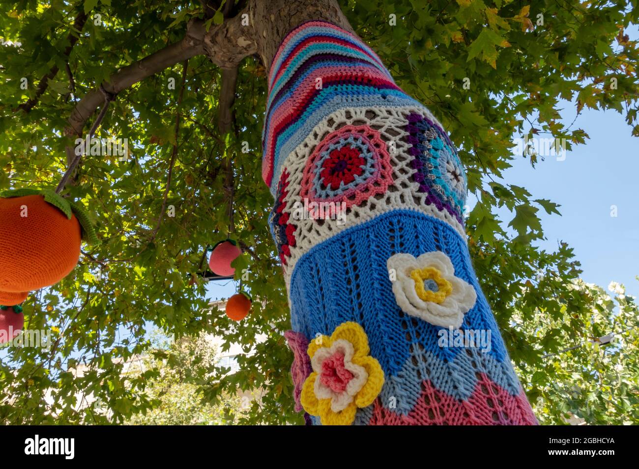 Yarn bombing knitted artwork hi-res stock photography and images - Alamy